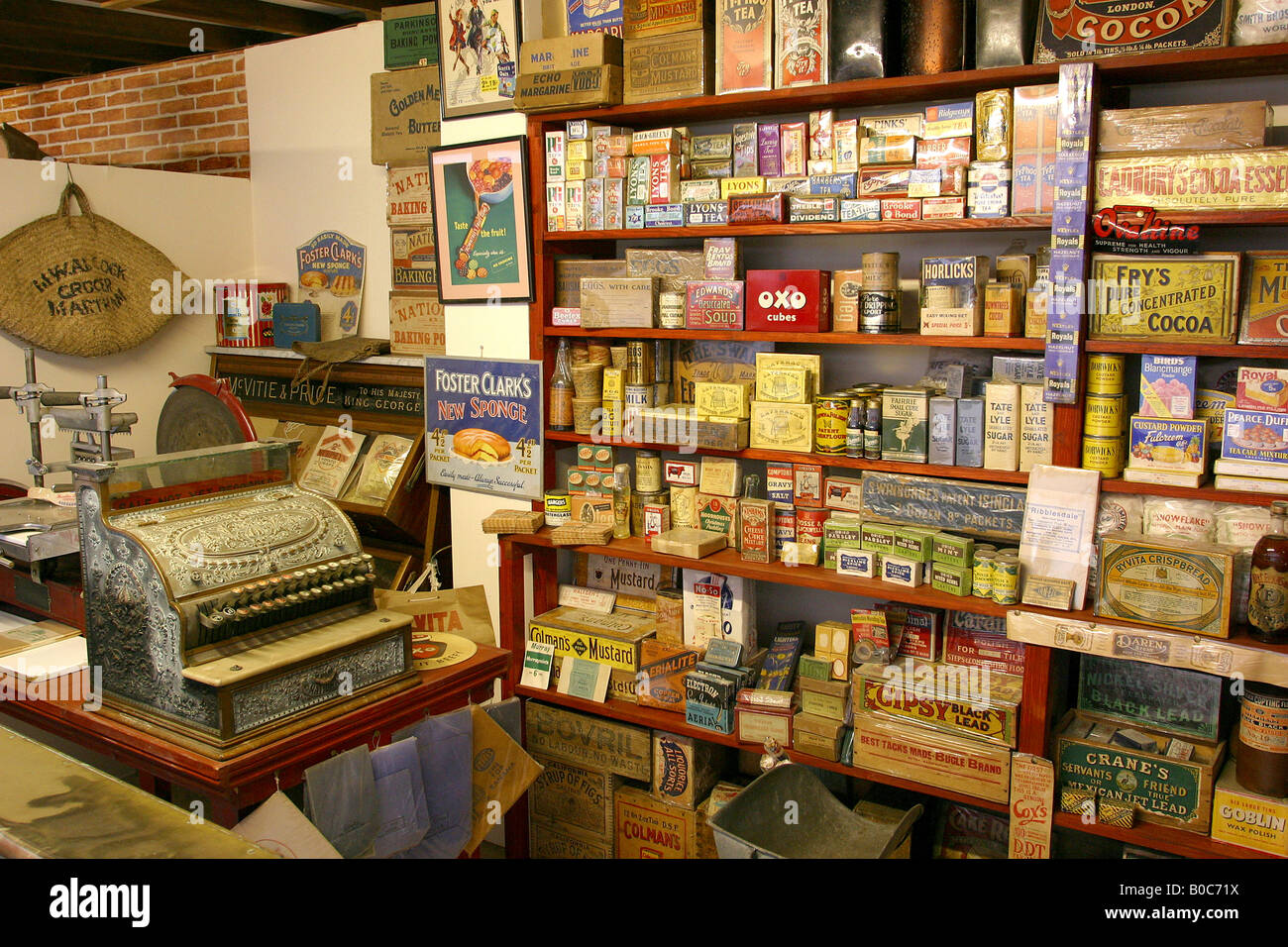 Old fashioned grocers shop hi-res stock photography and images - Alamy