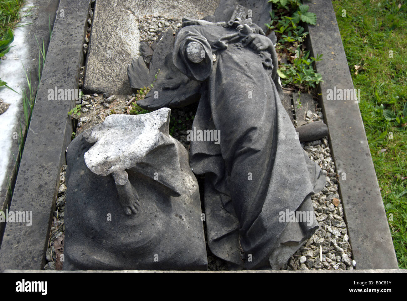 Broken tombstones hi-res stock photography and images - Alamy