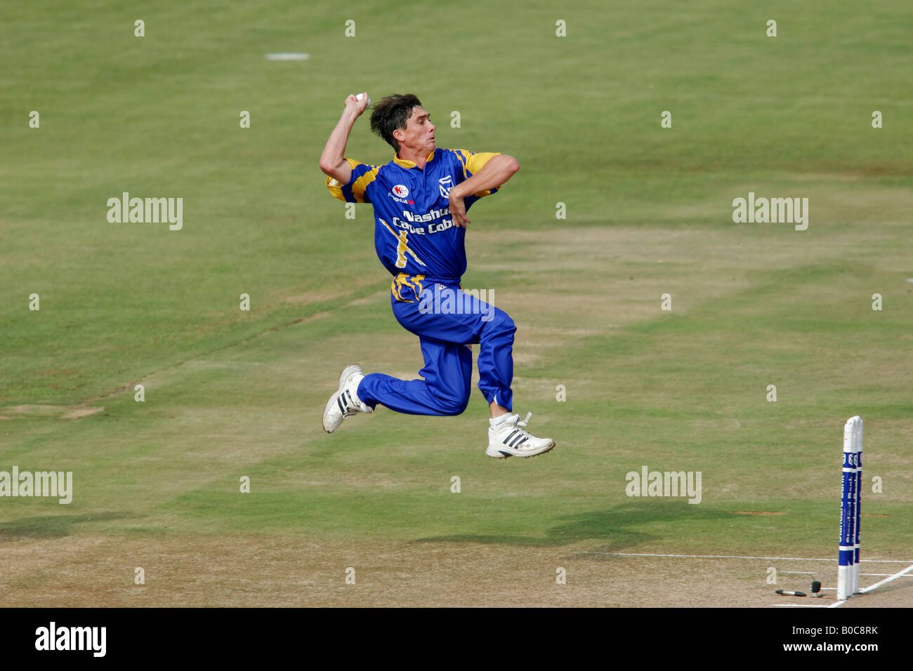Cricket fast bowler bowling ball hi-res stock photography and images ...