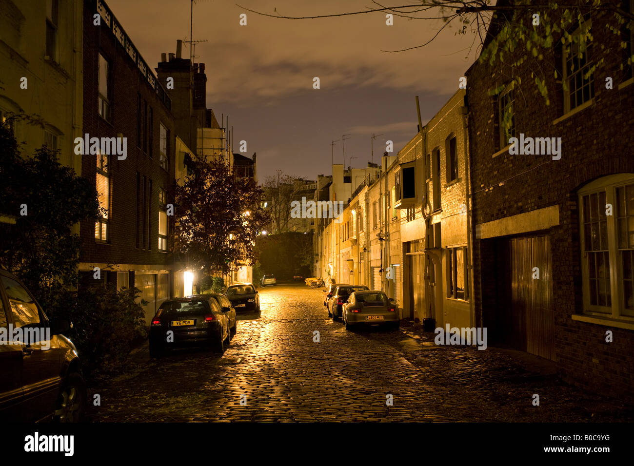 London street at night hi-res stock photography and images - Alamy