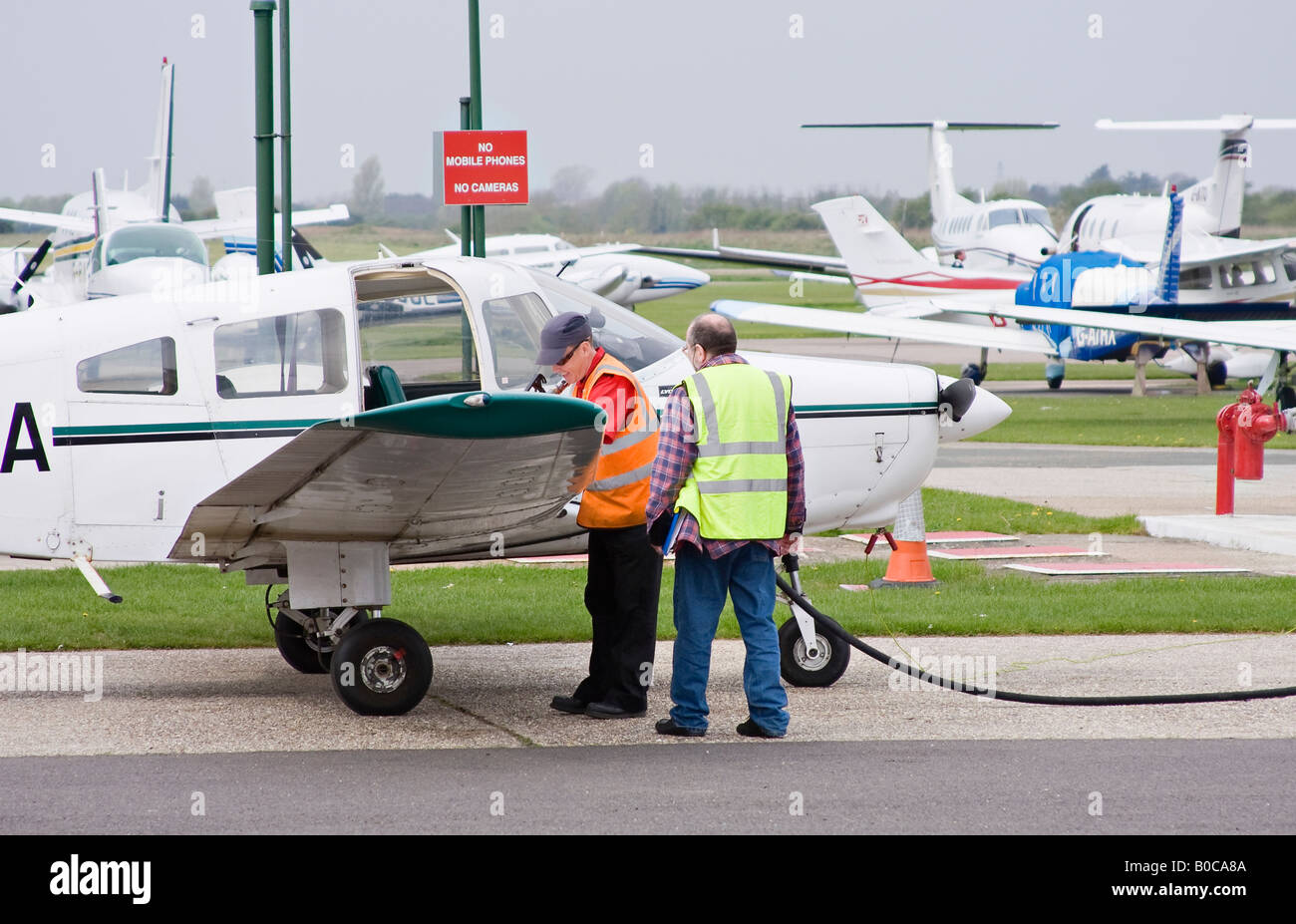 Aircraft refuelling hi-res stock photography and images - Alamy