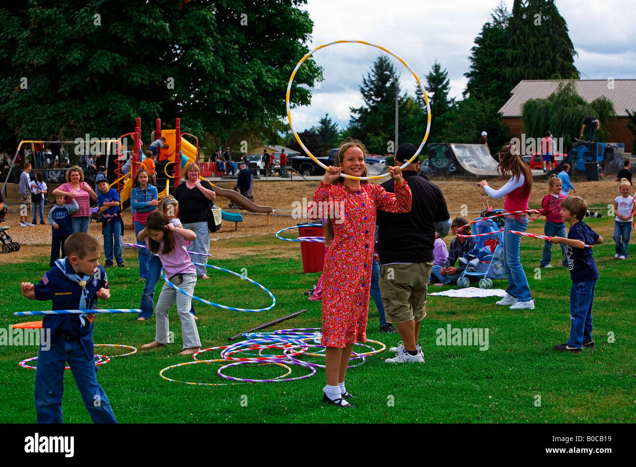 Hula hooping children hi-res stock photography and images - Alamy