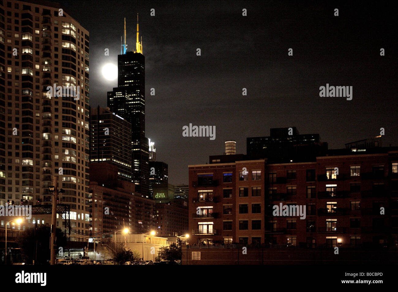 VIEW OF CHICAGO DOWNTOWN RESIDENTIAL BUILDINGS AND SEARS TOWER ON A ...