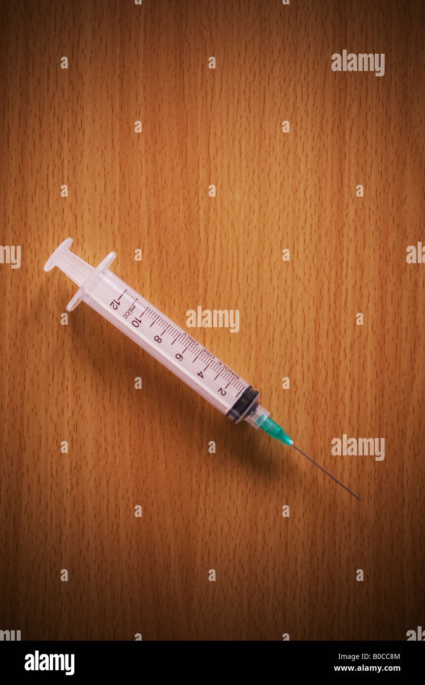 One single hypodermic injection needle Stock Photo - Alamy