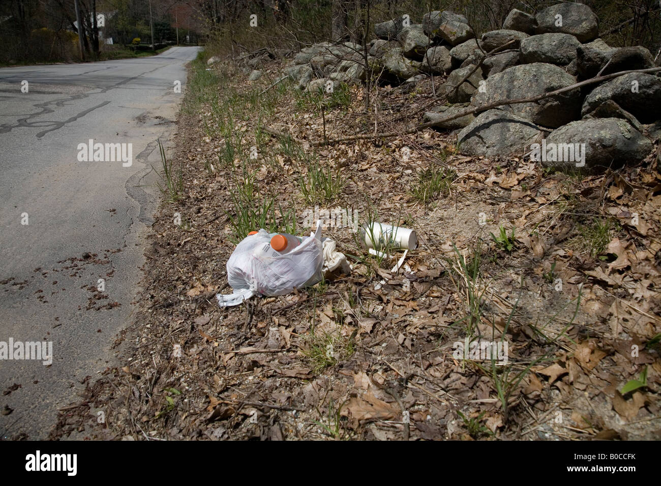 Side of the road litter hi-res stock photography and images - Alamy
