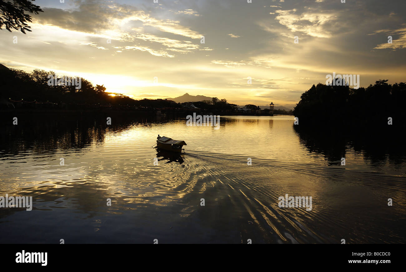 Sampan boat hi-res stock photography and images - Alamy