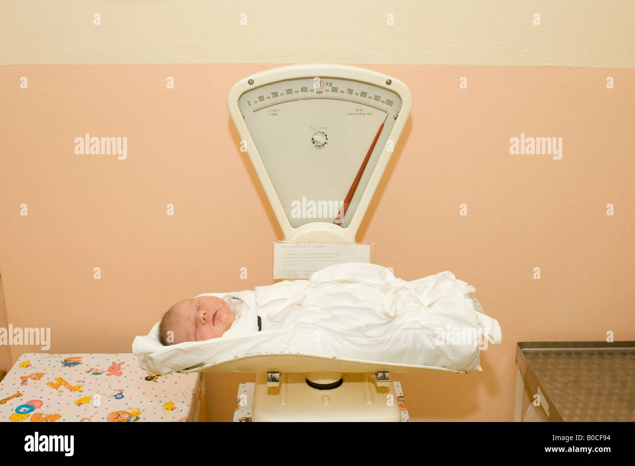 Children on scales hi-res stock photography and images - Alamy