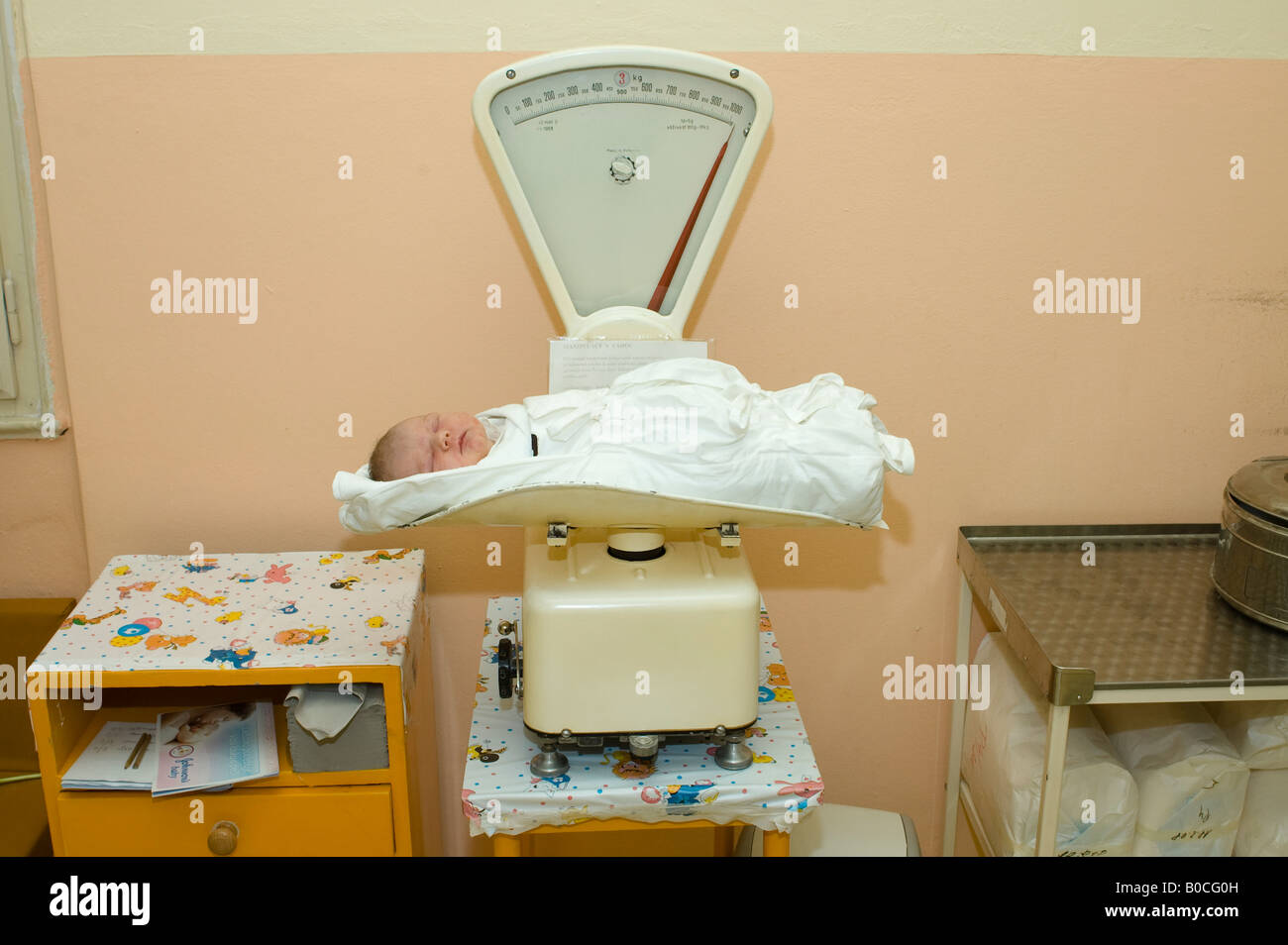Newborn baby on Weight Scales Stock Photo - Alamy