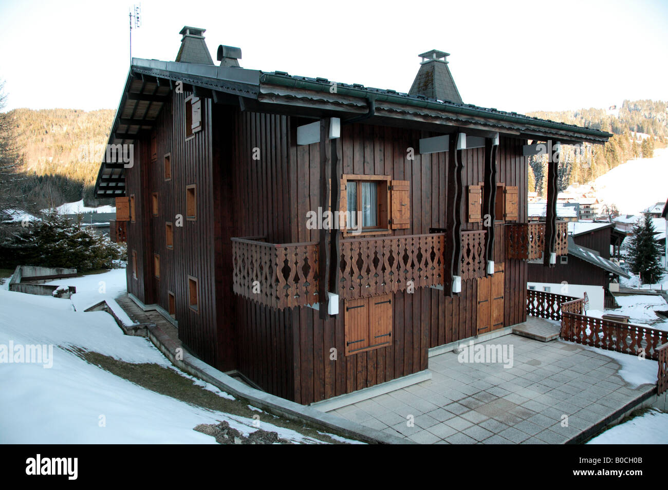 Traditional chalet hi-res stock photography and images - Alamy