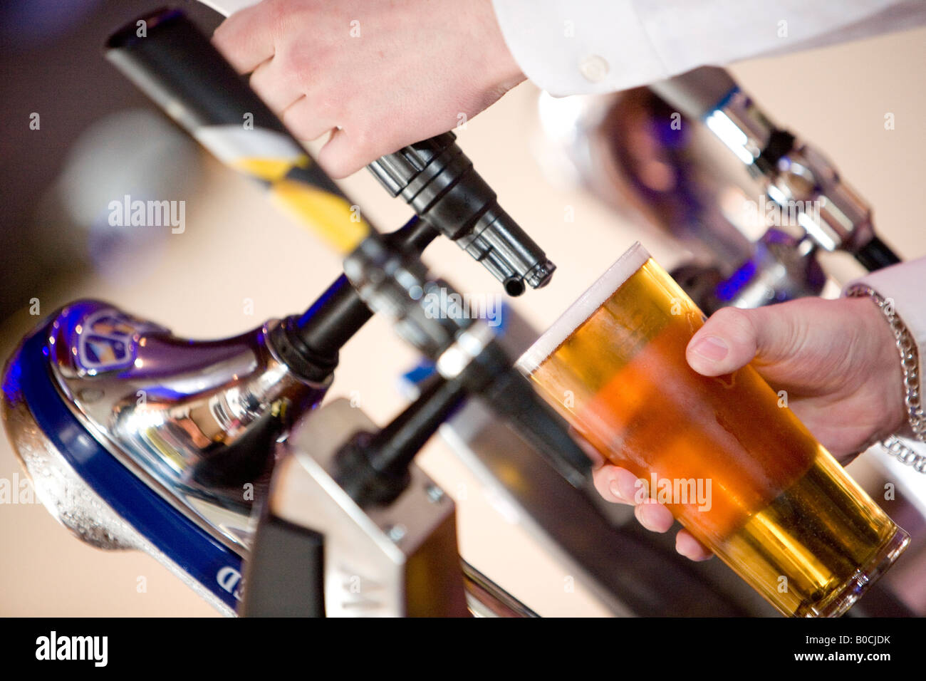 Pouring a pint hi-res stock photography and images - Alamy