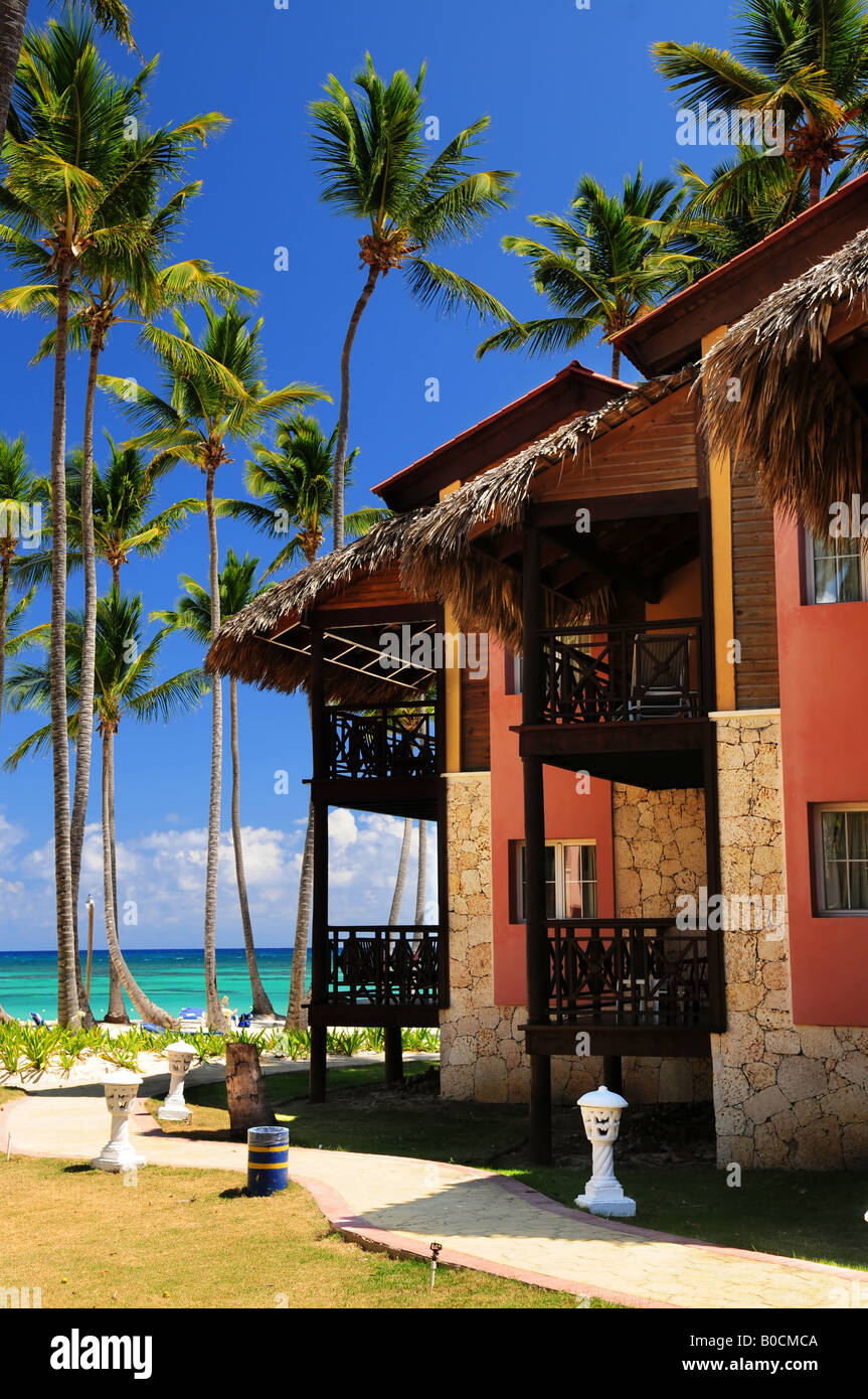 Palm trees resort building hi-res stock photography and images - Alamy
