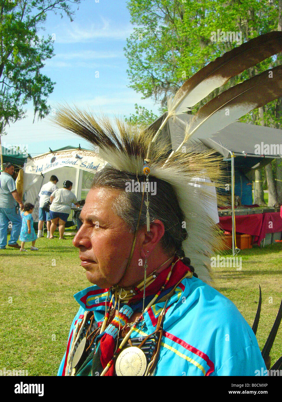 Native american headdress hi-res stock photography and images - Alamy