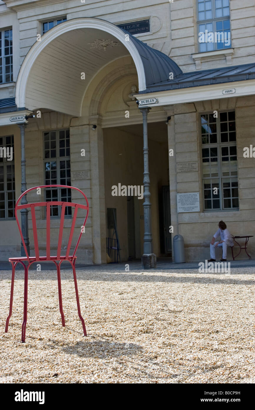 Garden chair in the courtyard of the Irish College in Paris, "Le ...