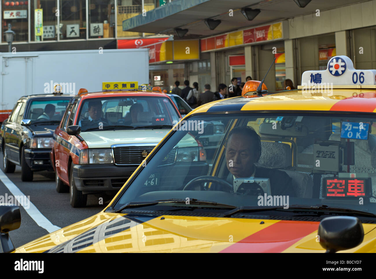 Japanese taxi cab rank at Shinagawa Station, Tokyo, Japan Stock Photo - Alamy