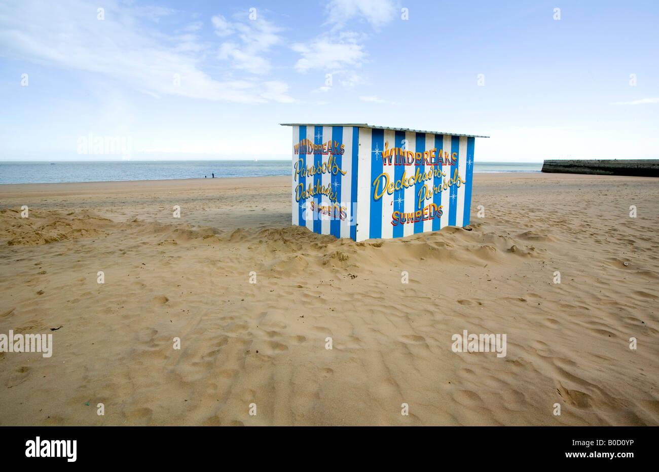 Deck chair beach hut hi-res stock photography and images - Alamy