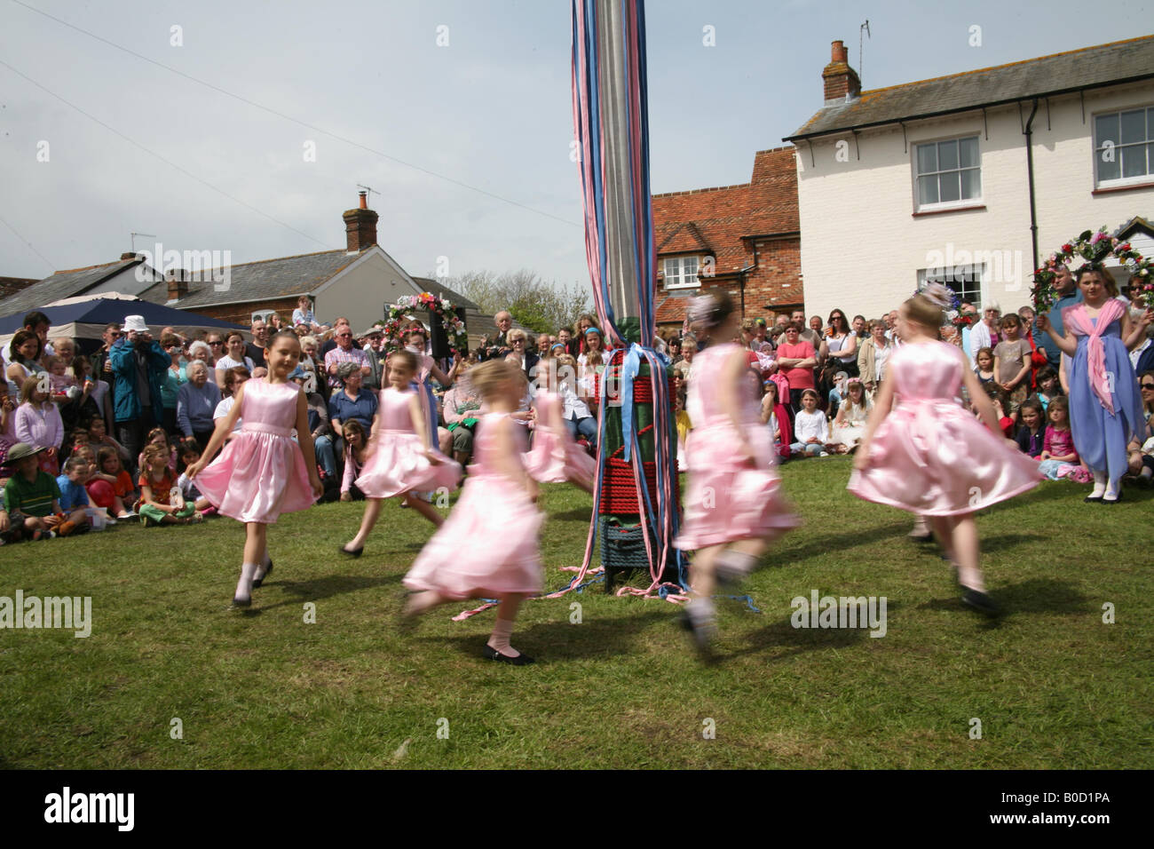 Children dancing around the Maypole at The Downton Cuckoo Fair Stock ...