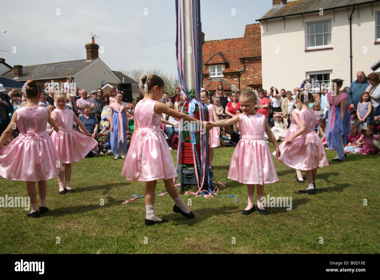 Children dancing around the Maypole at The Downton Cuckoo Fair Stock ...