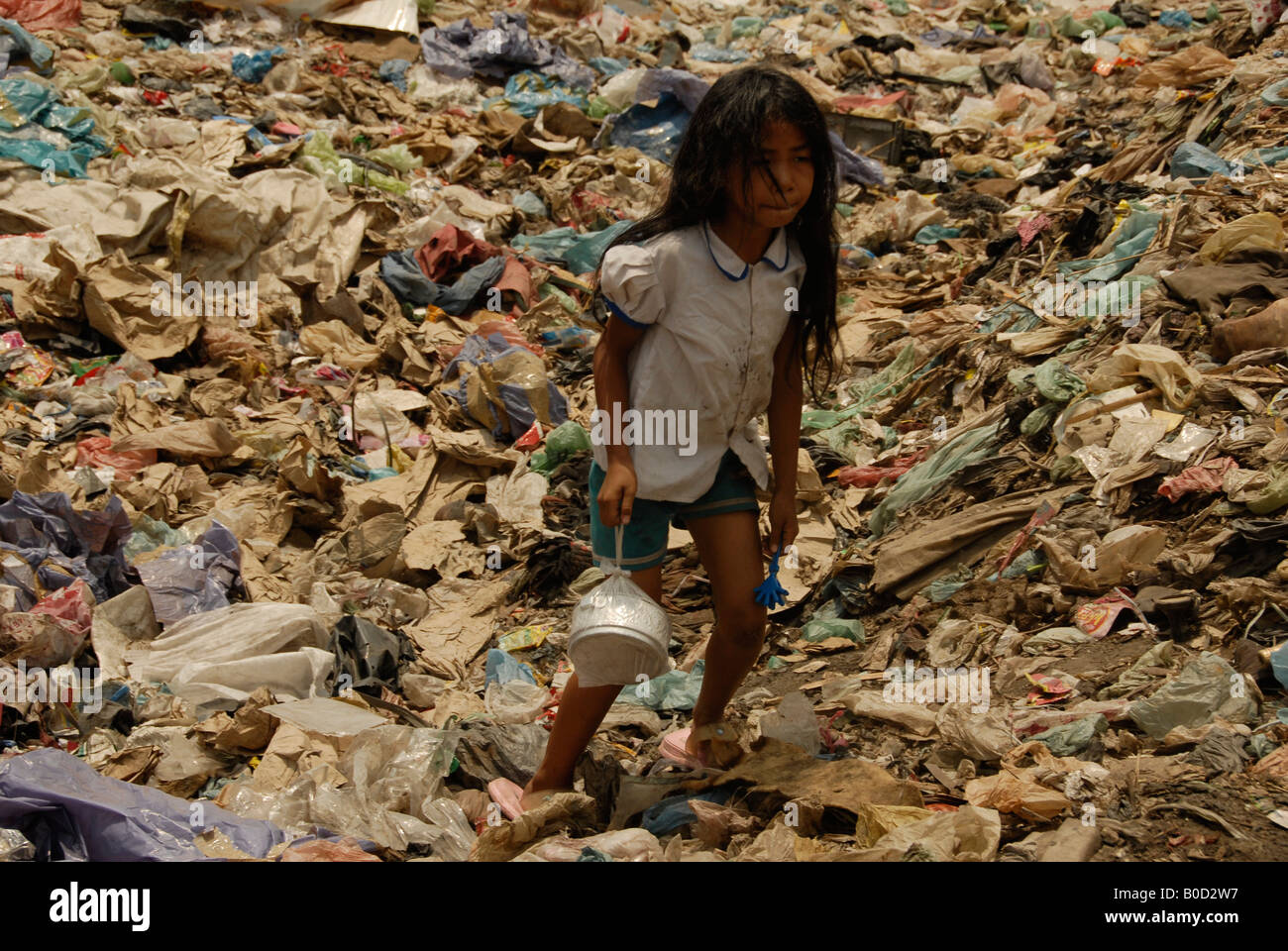 Dumpsite children hi-res stock photography and images - Alamy