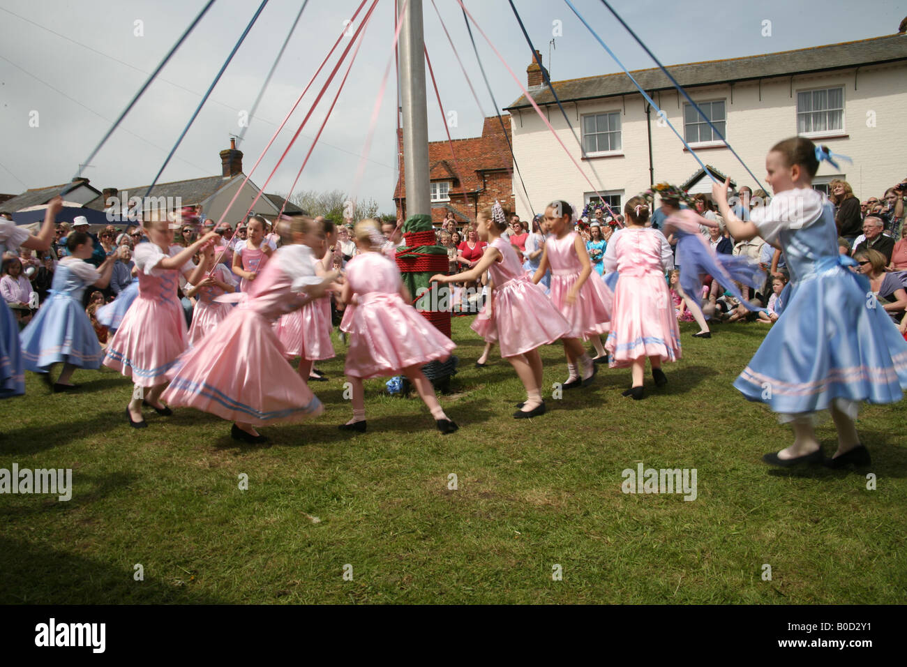 Children dancing around the Maypole at The Downton Cuckoo Fair Stock ...