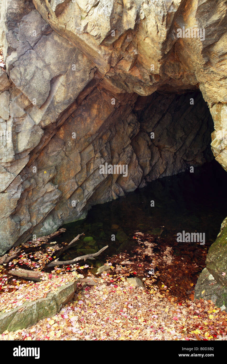Dark scary cave hi-res stock photography and images - Alamy