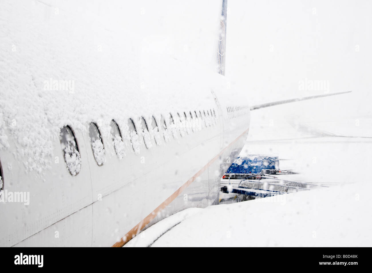 Gatwick snowed in hi-res stock photography and images - Alamy