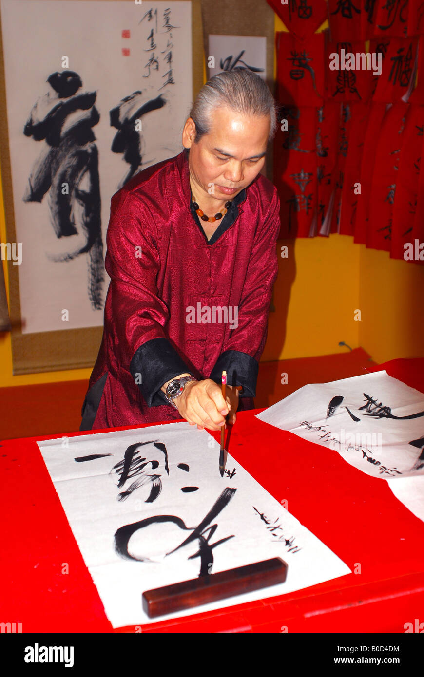 Chinese calligrapher writing with brush Stock Photo - Alamy