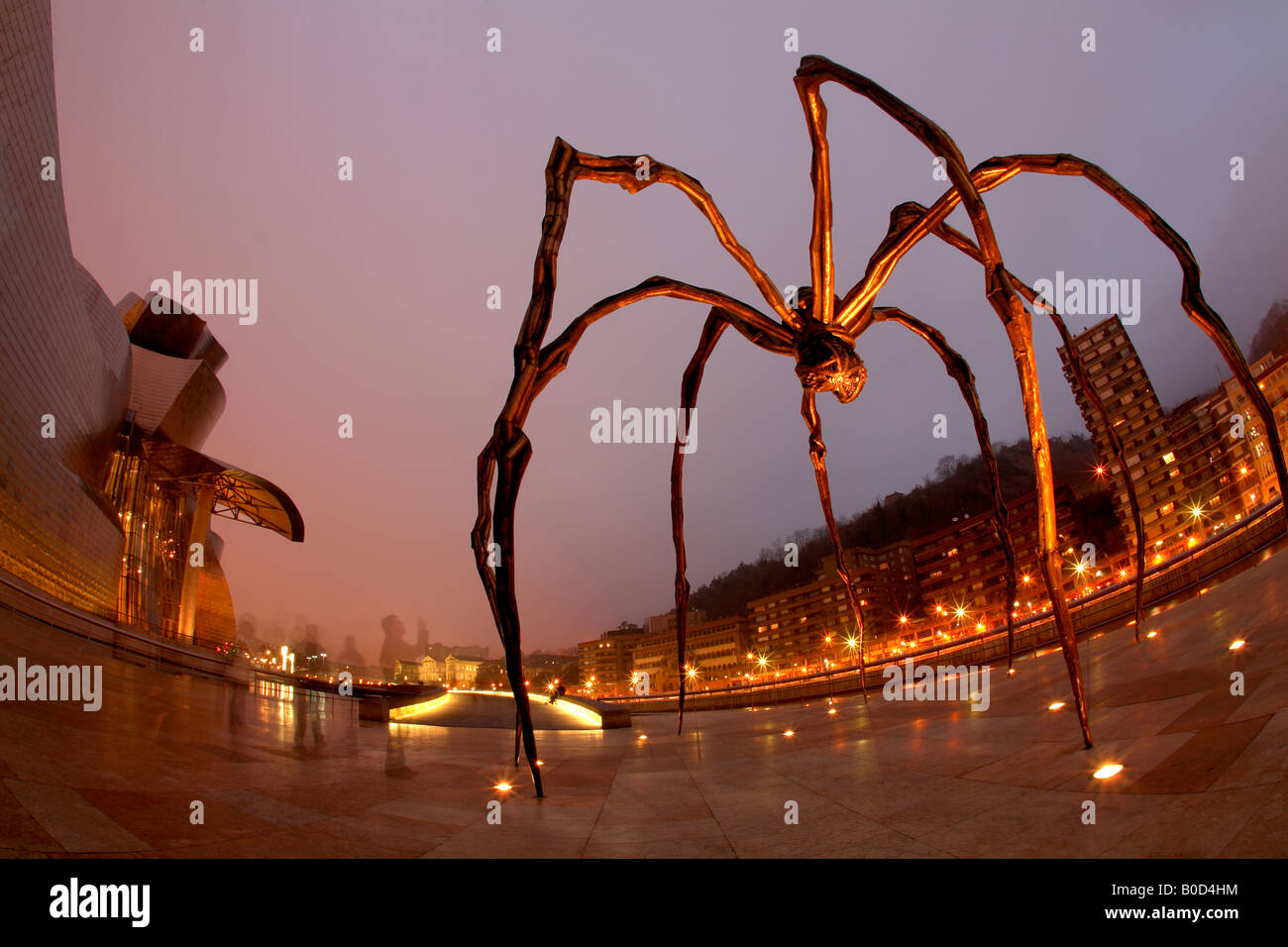 LOUISE BOURGEOIS 'MAMA' SCULPTURE (GIANT SPIDER) IN GUGGENHEIM MUSEUM ...