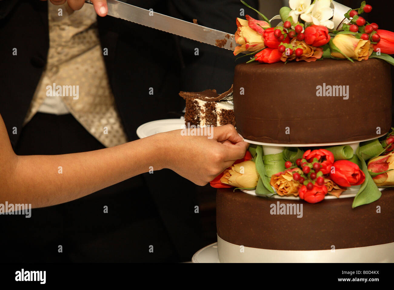 Baker cutting cake layers hi-res stock photography and images - Alamy