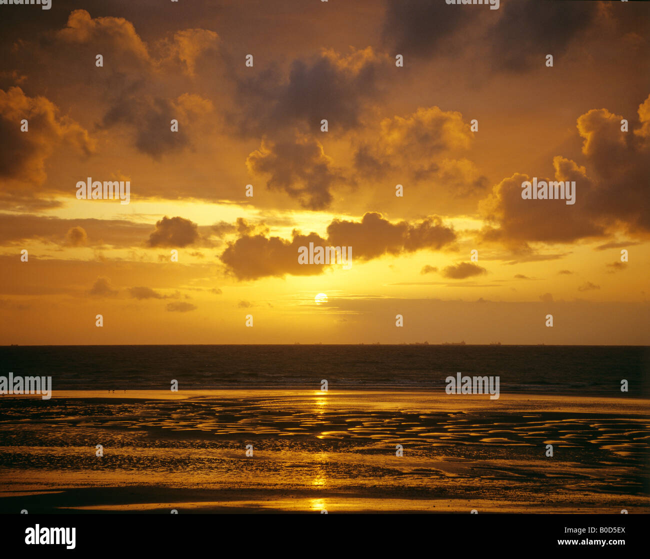 Sunset light over sea hi-res stock photography and images - Alamy