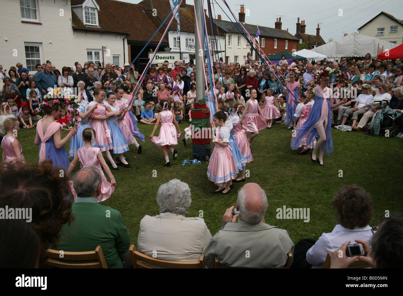 Children dancing around the Maypole at The Downton Cuckoo Fair Stock ...