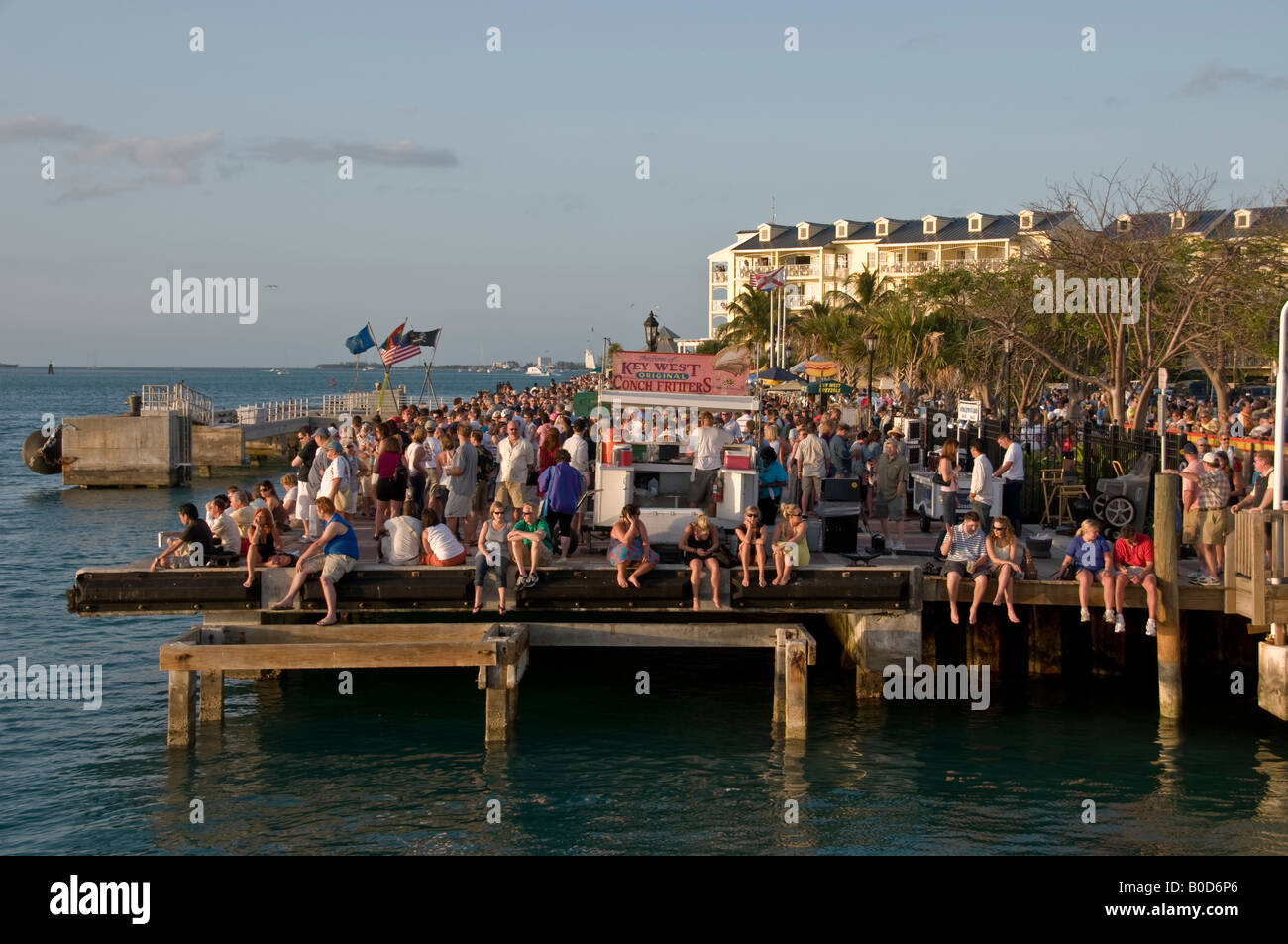 Crowd of tourists at the Key West Sunset Celebration Stock Photo - Alamy