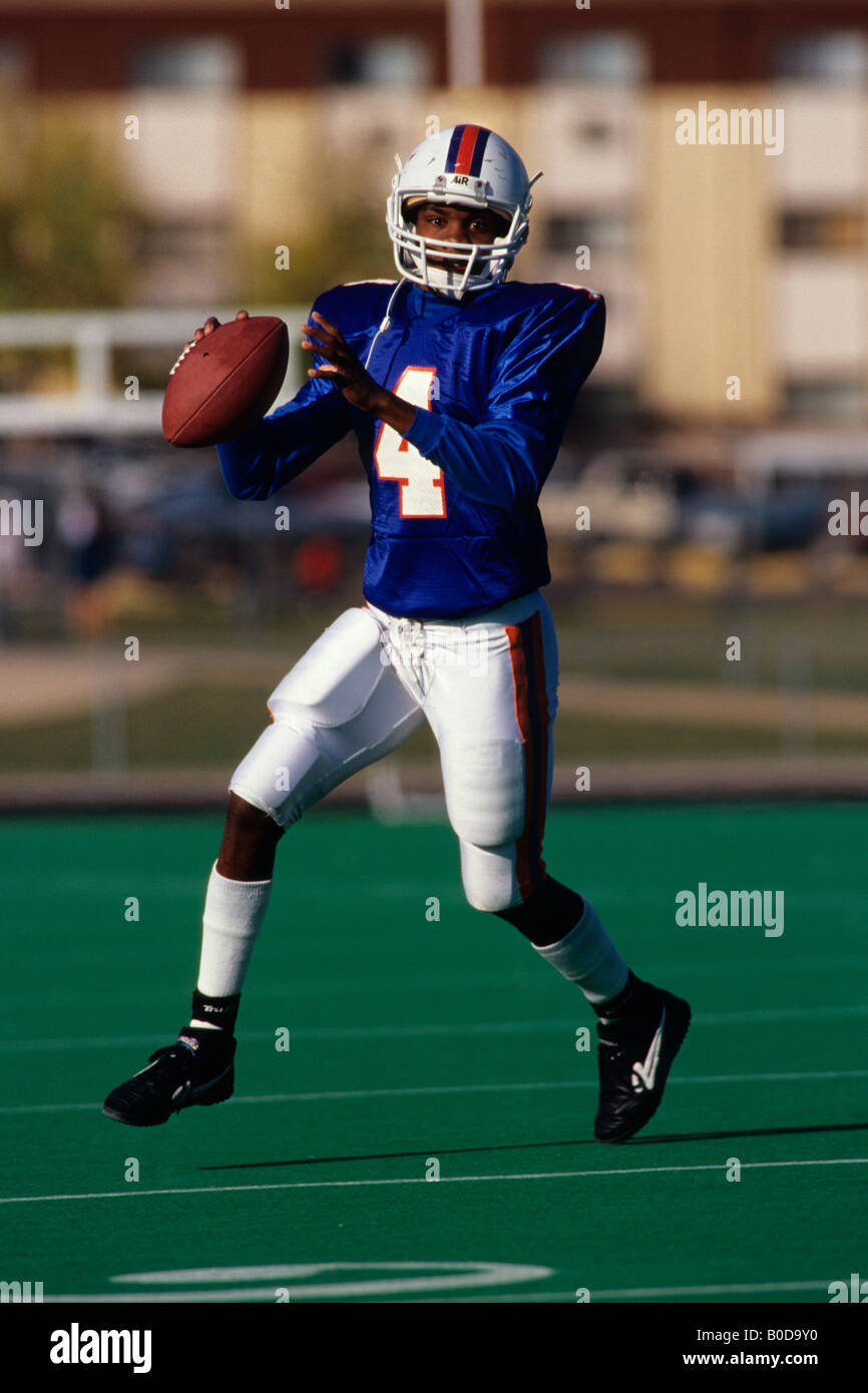 Quarterback throwing hi-res stock photography and images - Alamy