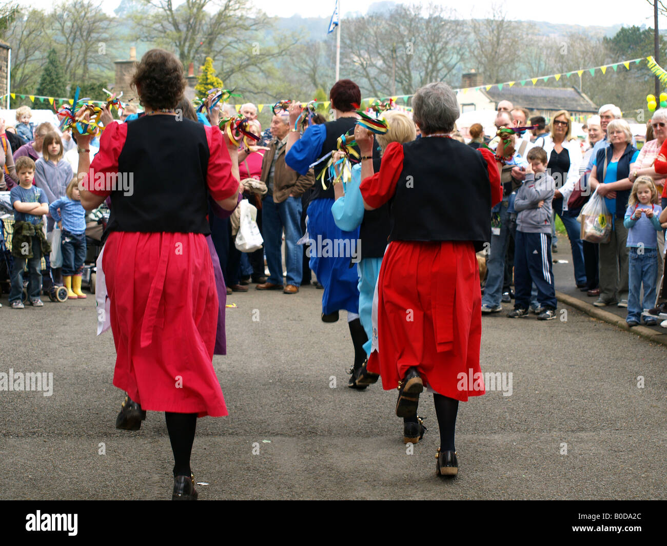 women morris dancers at the ashover carnival,derbyshire,uk Stock Photo ...