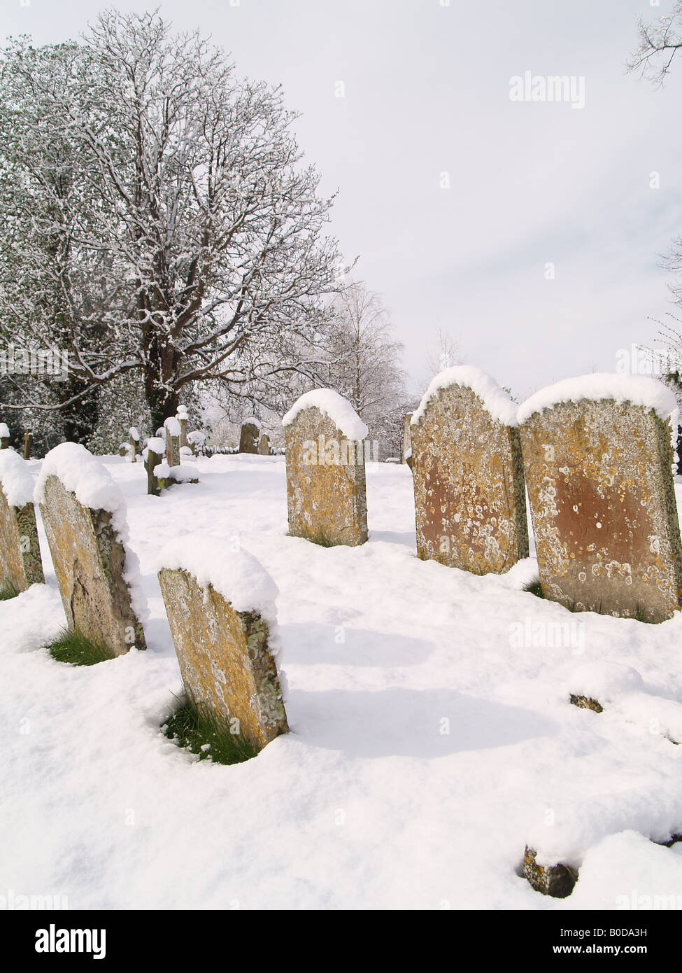 Snow covered gravestones hi-res stock photography and images - Alamy