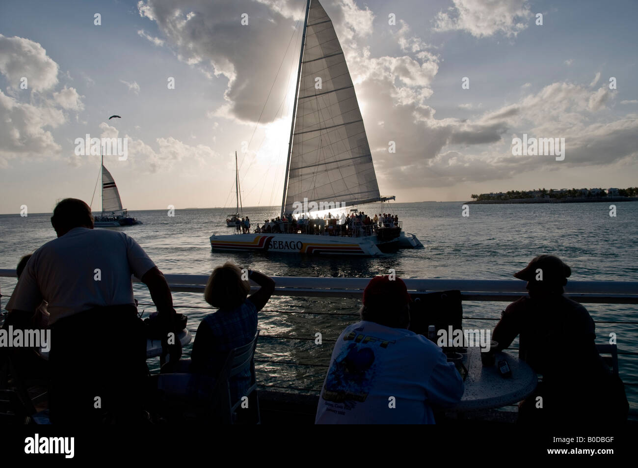 Crowd of tourists at the Key West Sunset Celebration Stock Photo - Alamy
