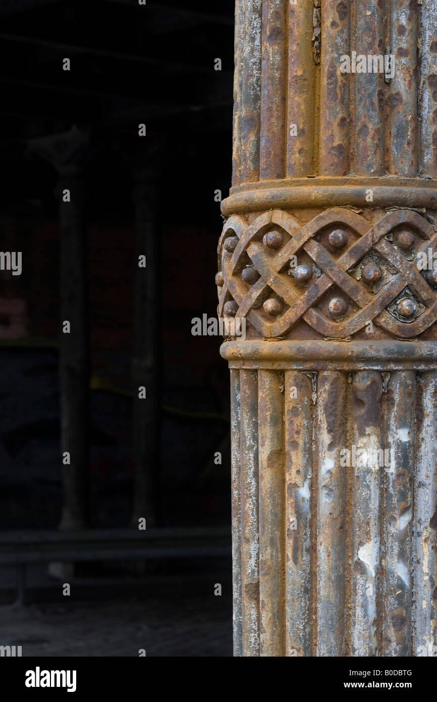 Iron column hi-res stock photography and images - Alamy