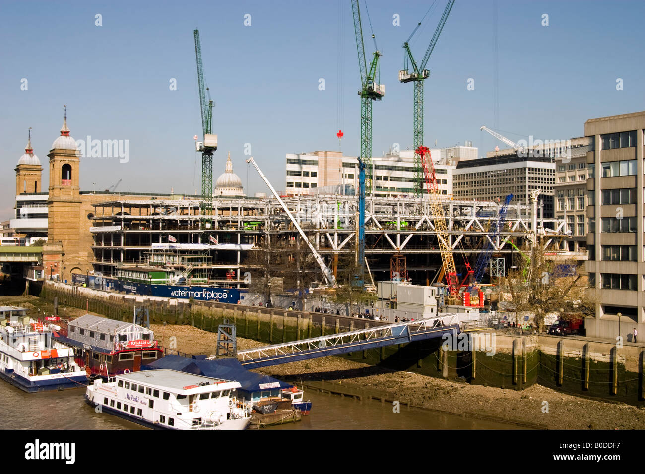 Cranes on the river thames hi-res stock photography and images - Alamy