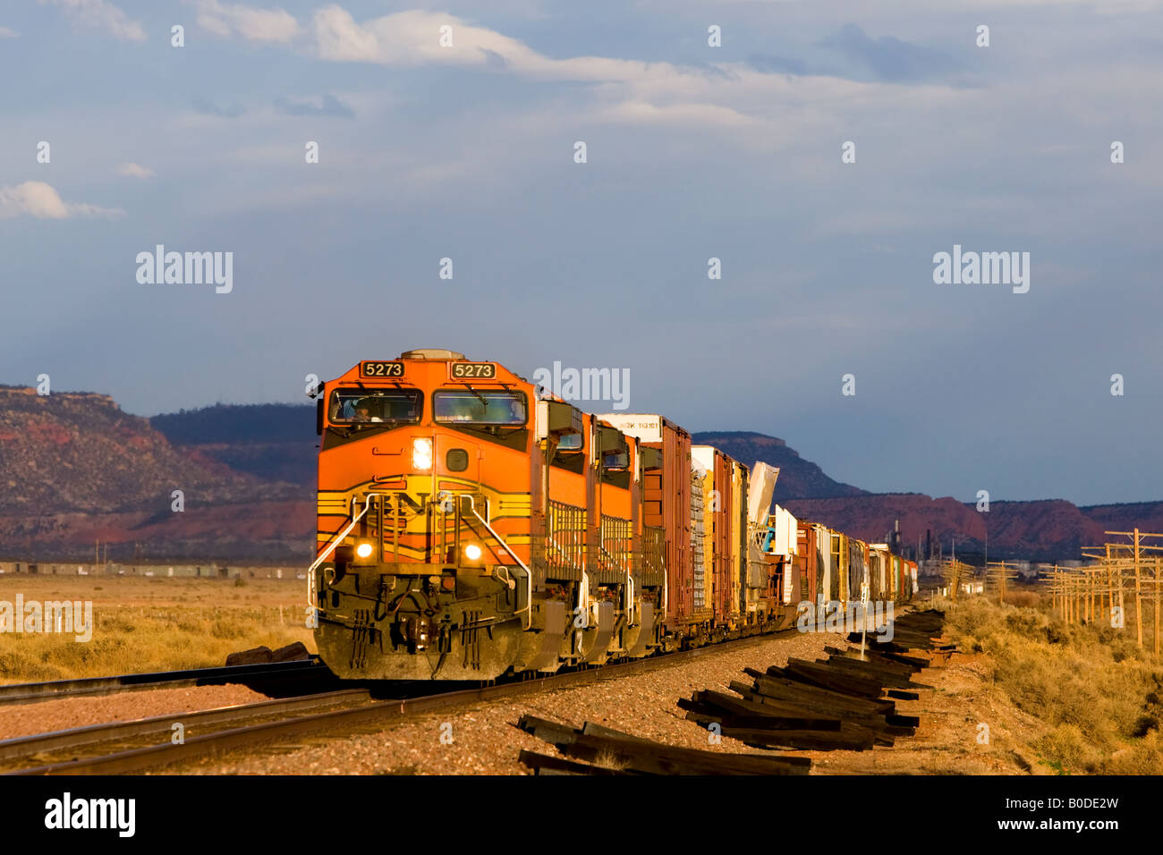 A westbound BNSF Railway freight train rolls into the setting sun at Perea, New Mexico Stock ...
