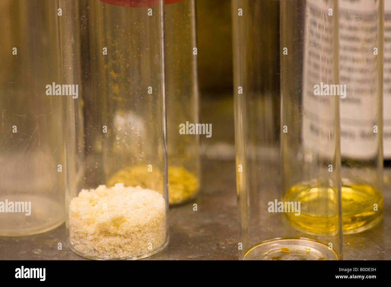 Science experiment chemistry hi-res stock photography and images - Alamy