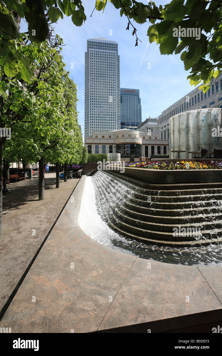 Canary Wharf - Fountain in Cabot Square Stock Photo - Alamy