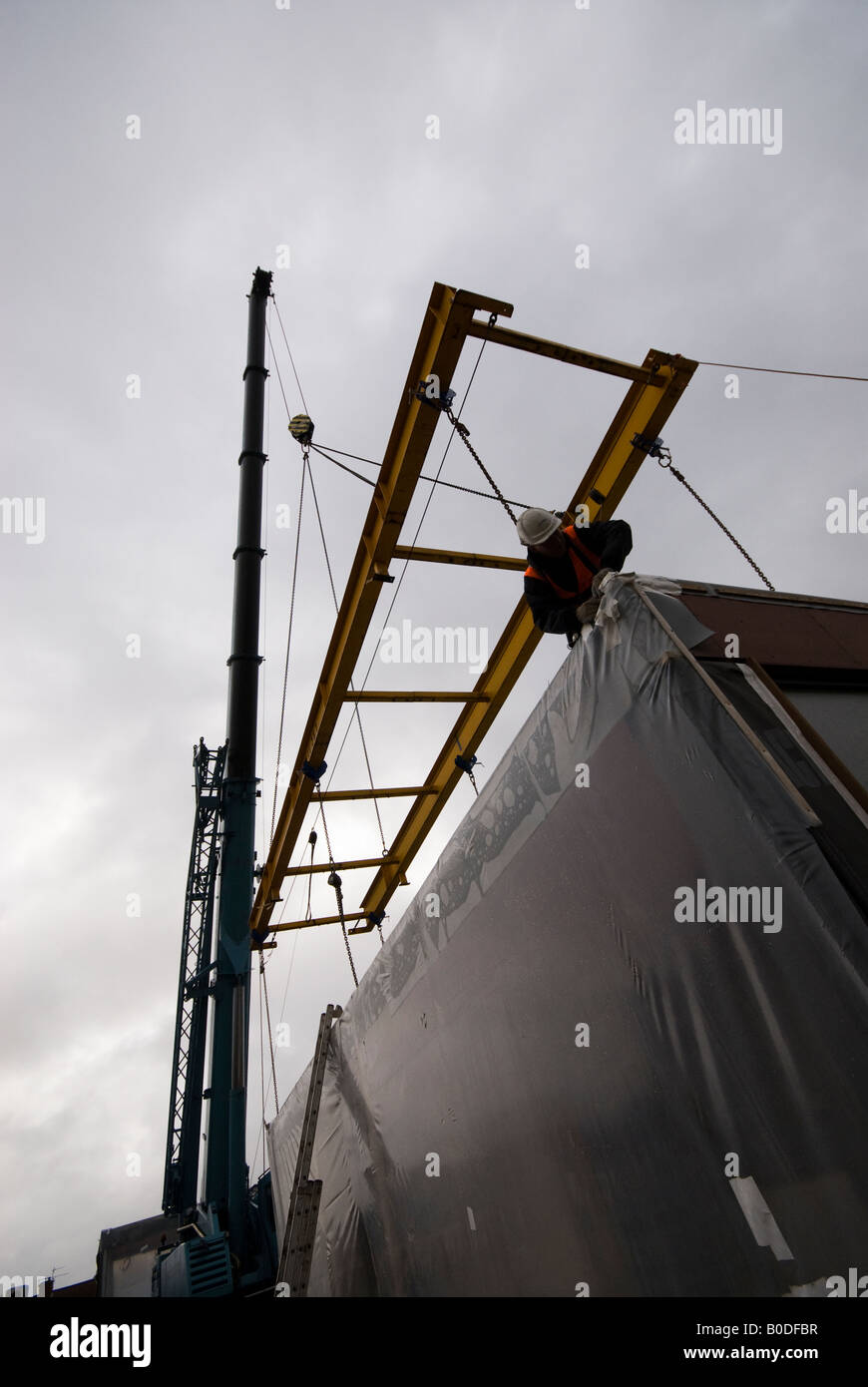 Attaching chains for crane lift to jib Stock Photo - Alamy