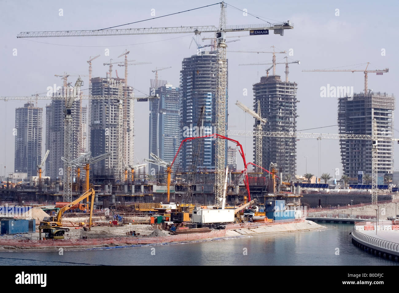Building work on new sky scrapers in Dubai Stock Photo - Alamy