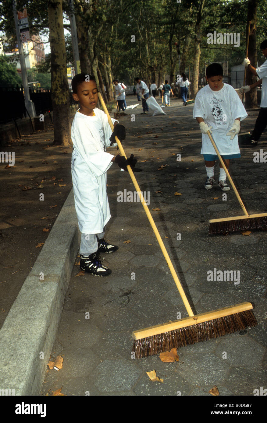 Kids cleaning park hi-res stock photography and images - Alamy