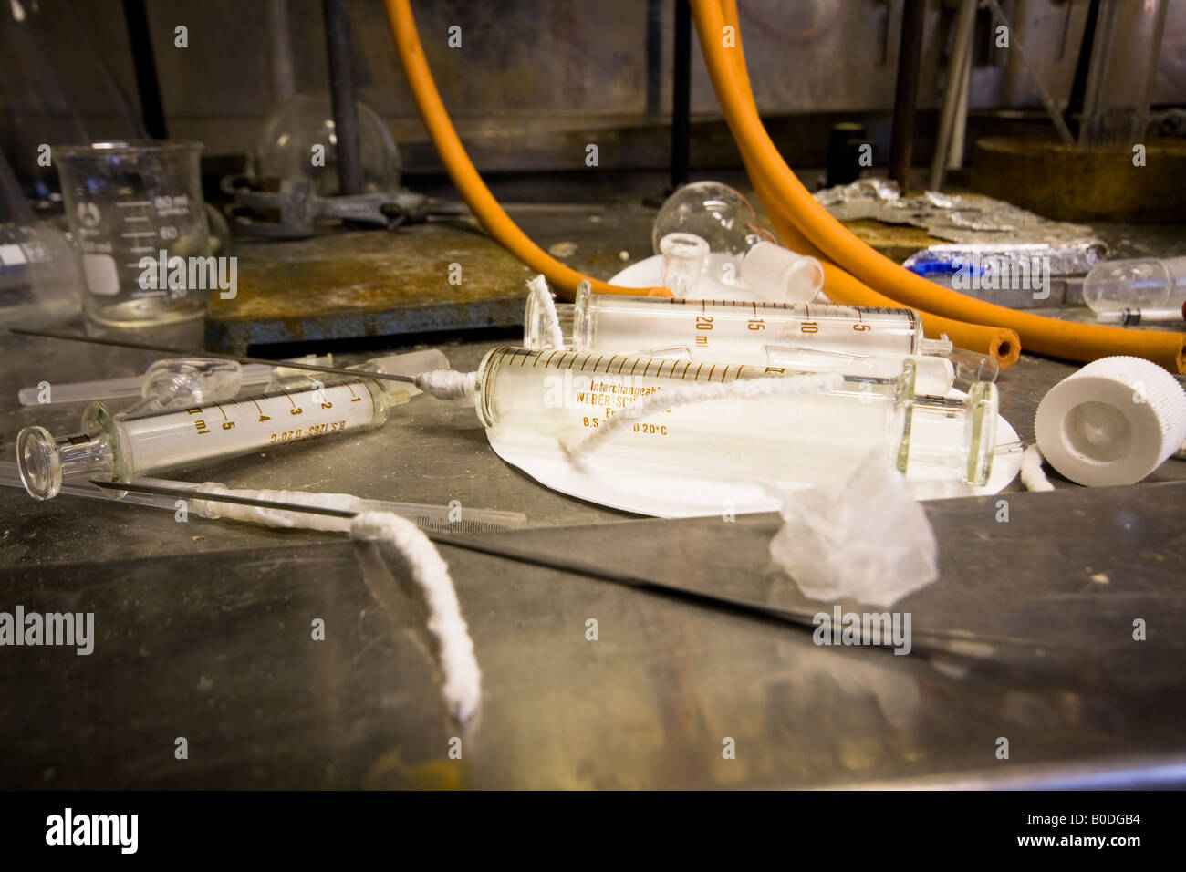 Test tubes and syringes hi-res stock photography and images - Alamy