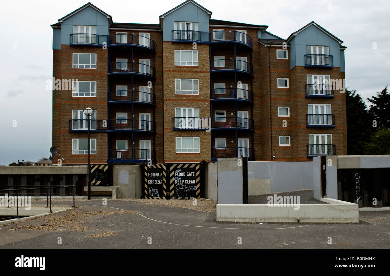 River Thames erosion tide Grays tidal flood floodgates modern housing ...