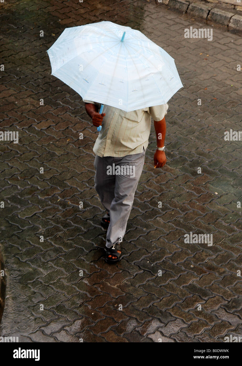 Man in rain with unbrella hi-res stock photography and images - Alamy