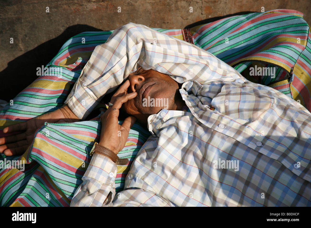Man sleeping Delhi India Stock Photo - Alamy