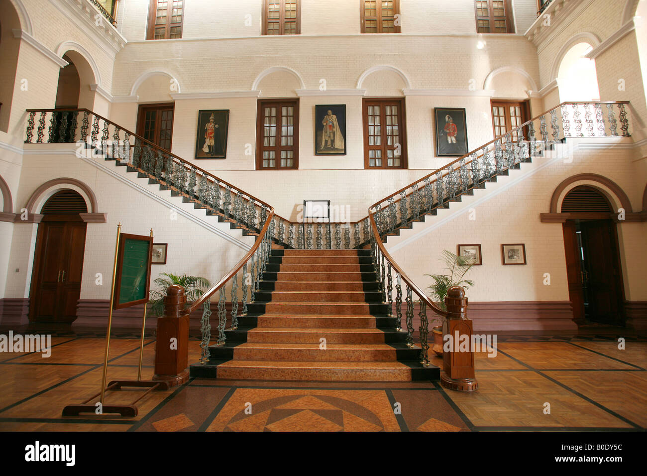 Grand entrance stairway interior hi-res stock photography and images ...