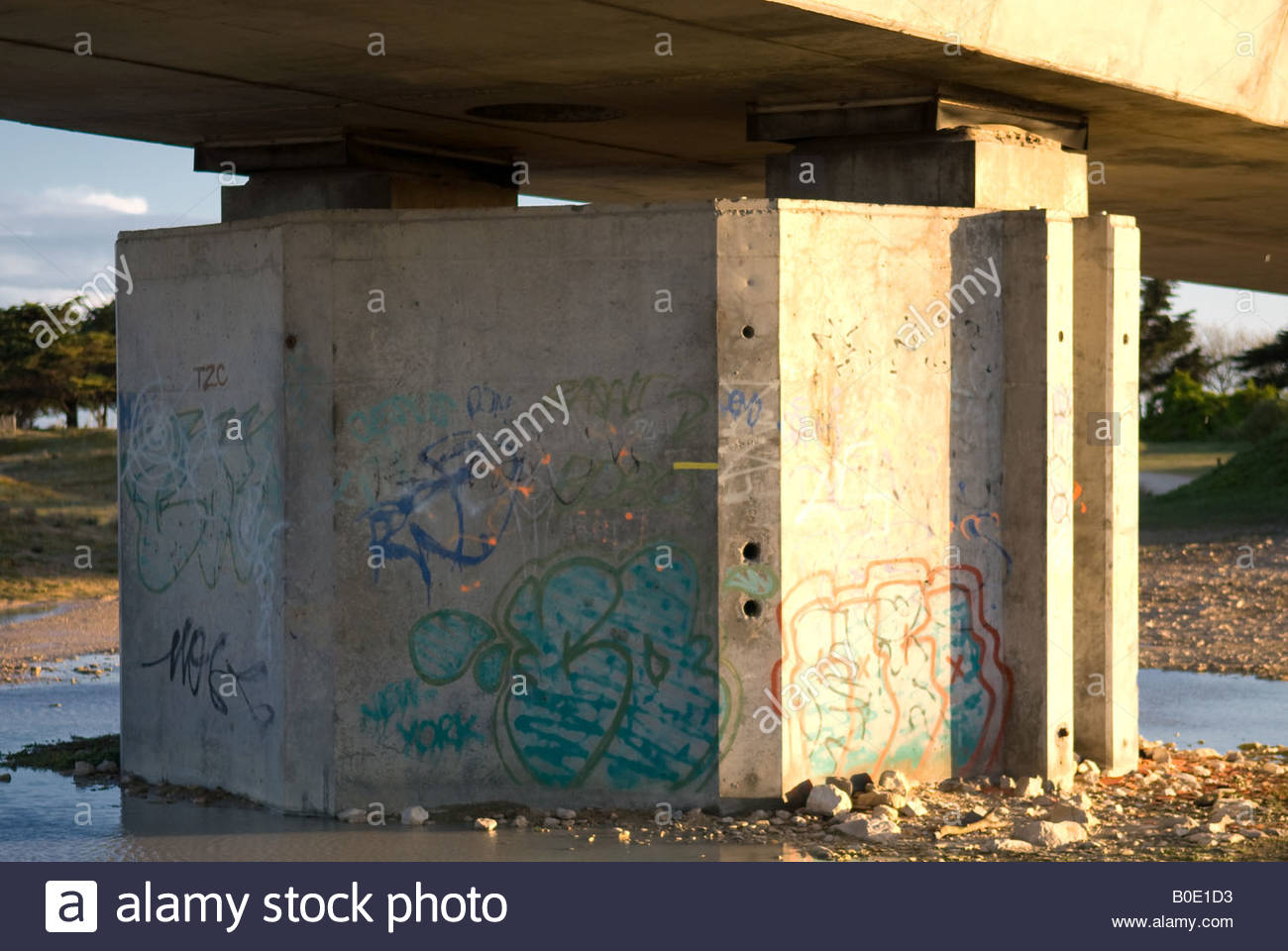 Bridge Graffiti Stock Photos & Bridge Graffiti Stock Images - Alamy