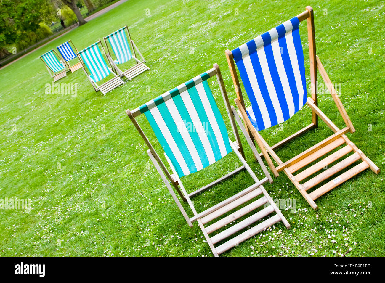 Empty deck chairs at St Jame s London Park Stock Photo - Alamy